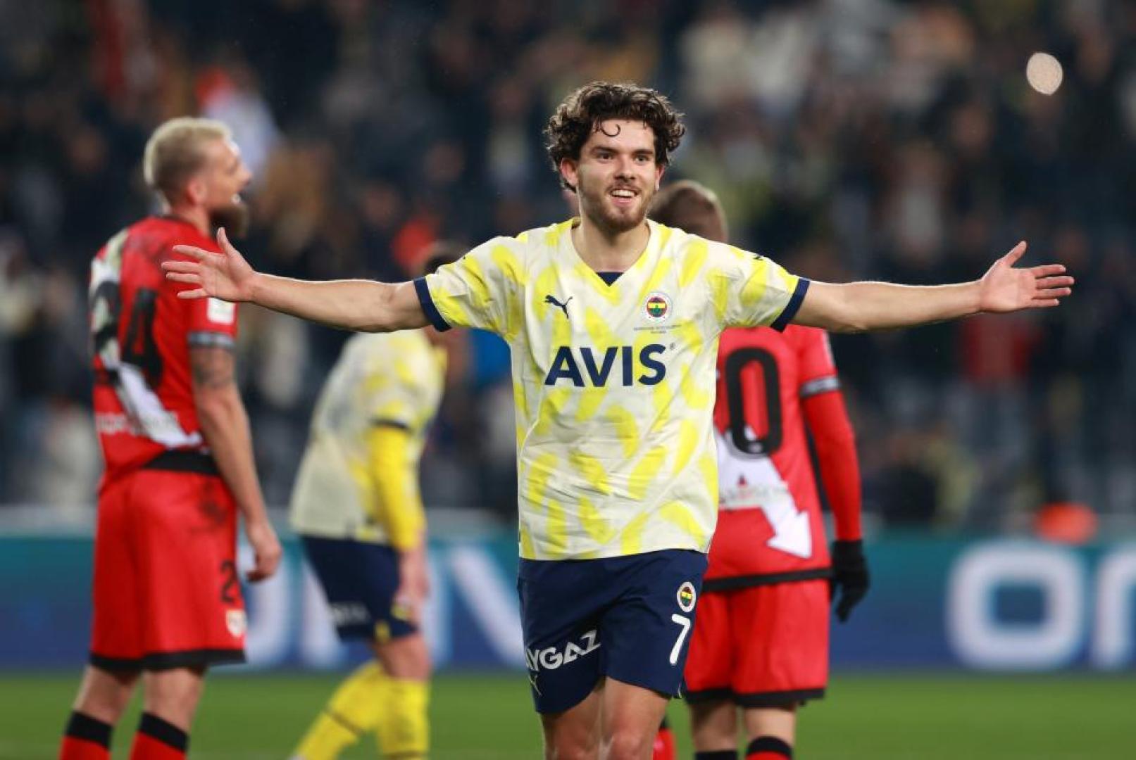 FERDİ VE KIZ ARKADAŞI GÜNDEMDE - Ferdi Kadıoğlu hayatının imzasını atıyor