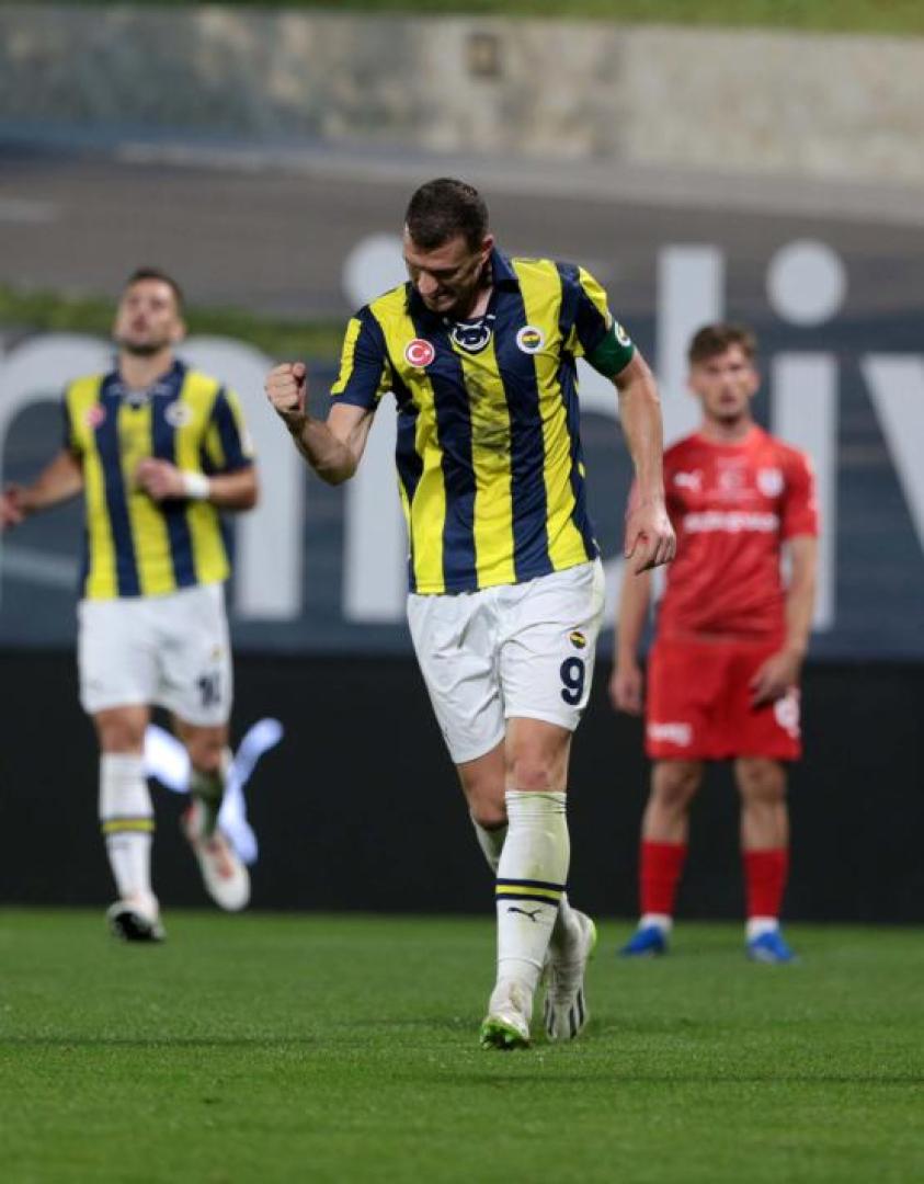 İLKER YAĞCIOĞLU'NDAN DEĞERLENDİRME - İlker Yağcıoğlu: "Güle oynaya ...