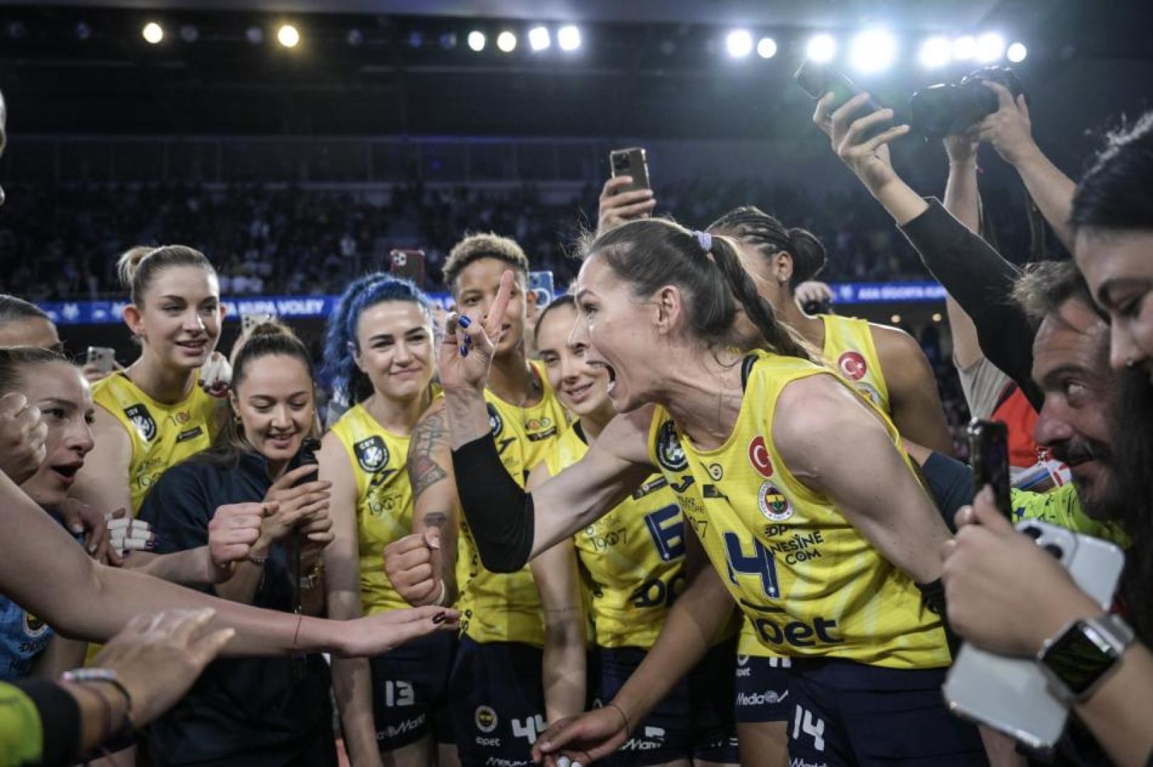 FENERBAHÇE OPET'TE KUPA SEVİNCİ - Fenerbahçe Opet'te kupa sevinci